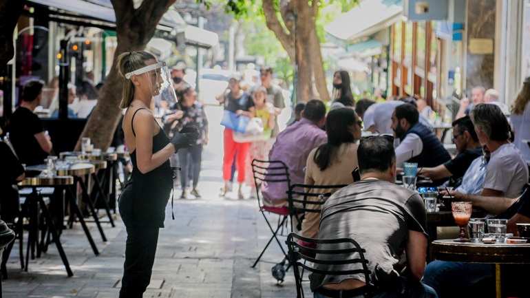 Κορωνοϊος και τραπεζάκια έξω κατάντησαν τους δρόμους των μεγάλων δήμων ...