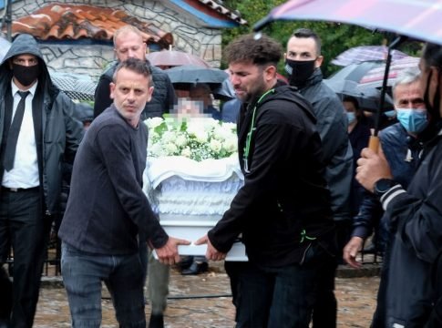 Συγκλονιστικές στιγμές στην κηδεια του Νίκου Τσουμάνη