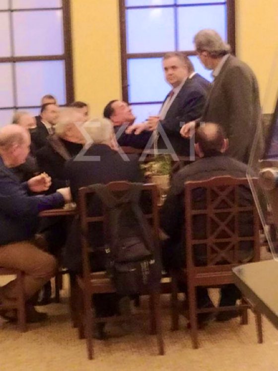 Σάλος με τη φωτογραφια απο το καφενείο της βουλης που δείχνει ...