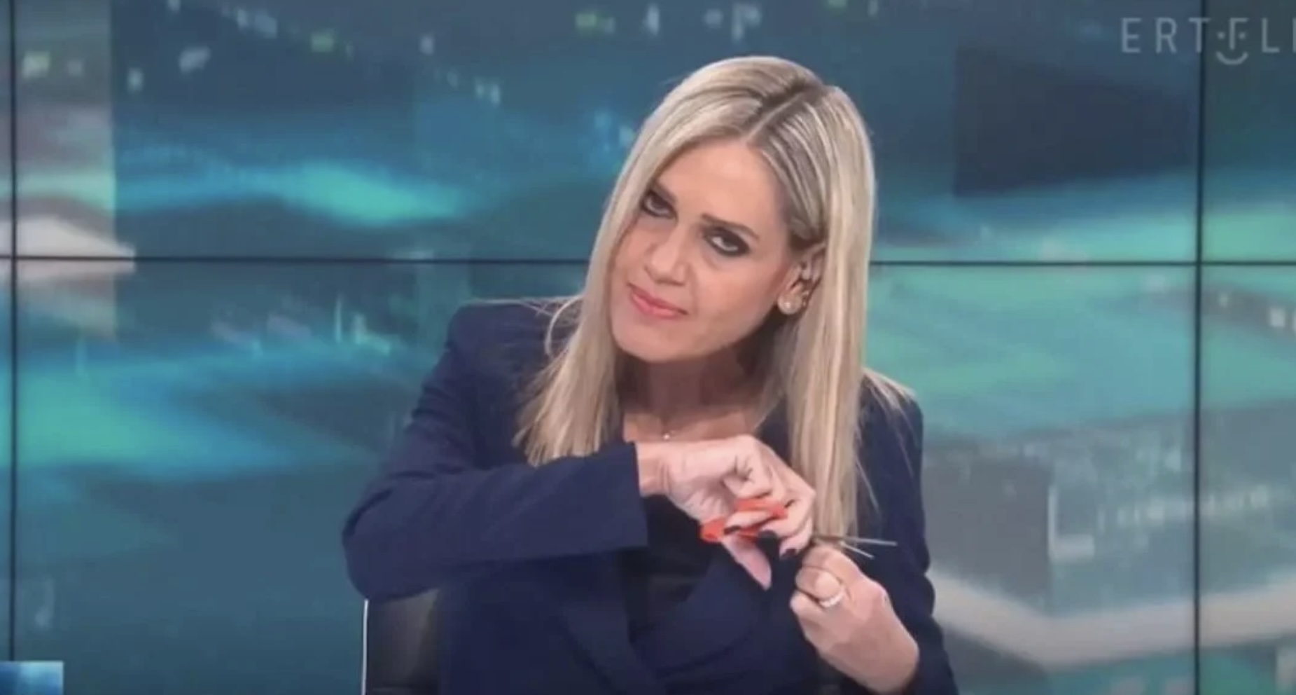 Η Συνθια Σαπικα πήρε ψαλίδι και άρχισε να κοβει στον αέρα της ΕΡΤ3 τα ...