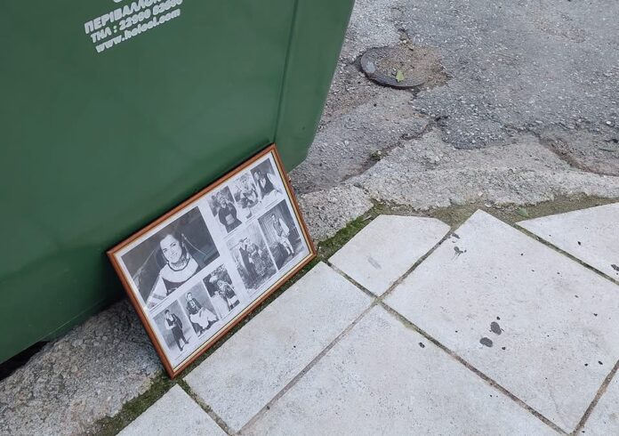 Απιστευτες εικονες: Πεταξαν κορνιζα με την φωτογραφια της Ντορας ...